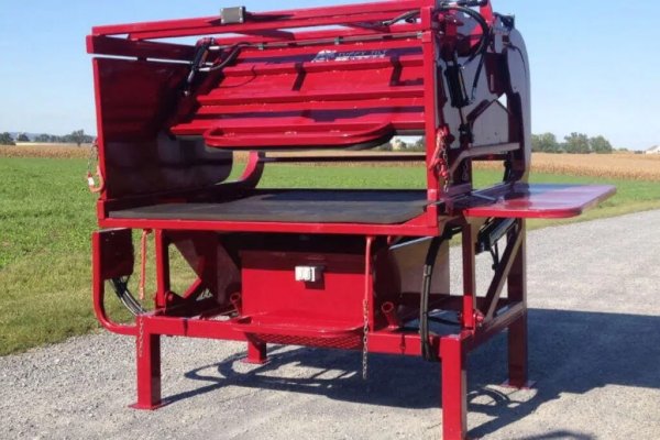 Tuffy Tables Stationary Hoof-Trimming Table